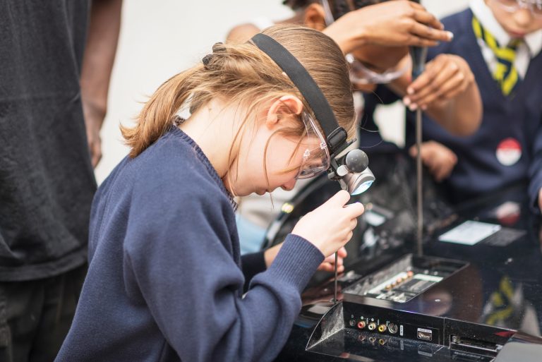 GIRL POWER: How to encourage your daughters into STEM - The Rugby Observer